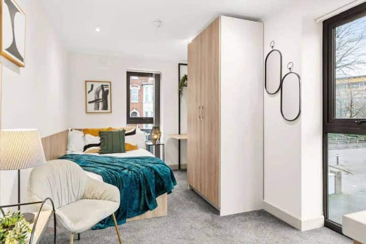 Chic City Retreat • Wifi Parking • Molineux & Asda - Wolverhampton