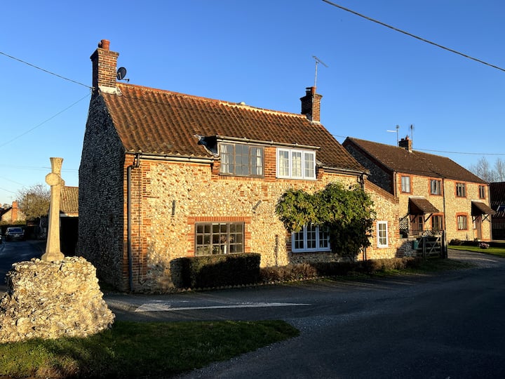 Traditional Flint Cottage With Open Fire - Burnham Market