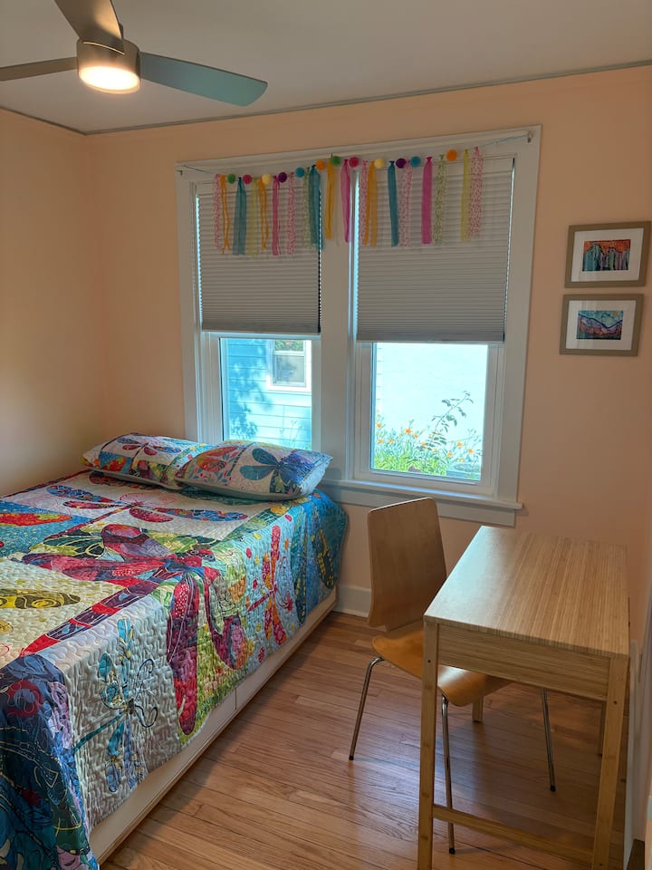 Cute, Cozy, Clean, Colorful, Home. - Madison, WI