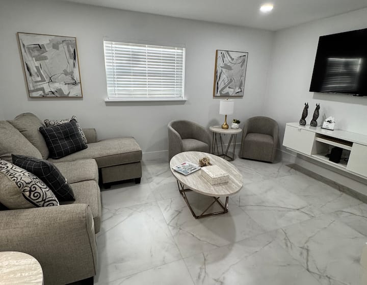 Comfy 2 Bedroom •5 Minutes From The Beach - Pompano Beach, FL