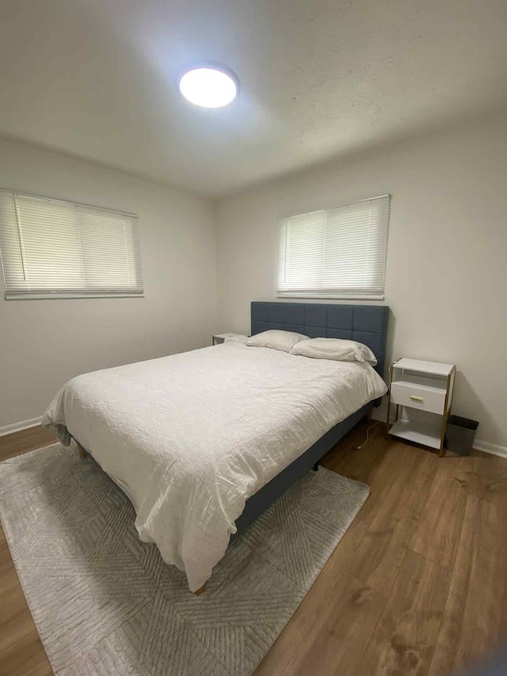 Comfy Room In A Shared Home - Indianapolis, IN