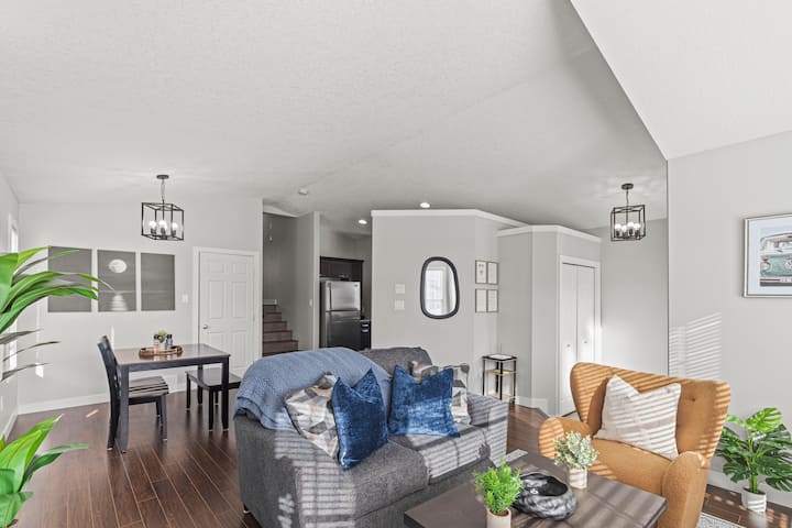 Stylish 3-bdr Haven | Free Wifi | Smart Tv & More - Grande Prairie