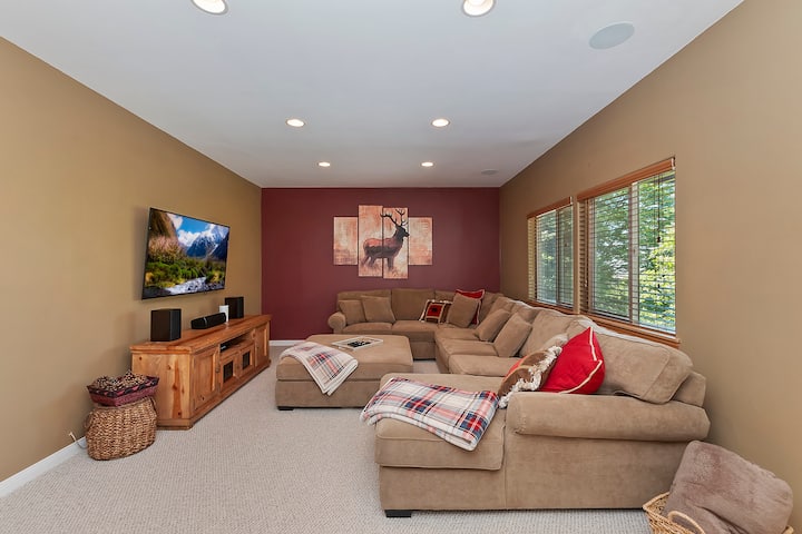 Spacious Retreat | Ac | Pool Table | Arcade Room - Running Springs, CA