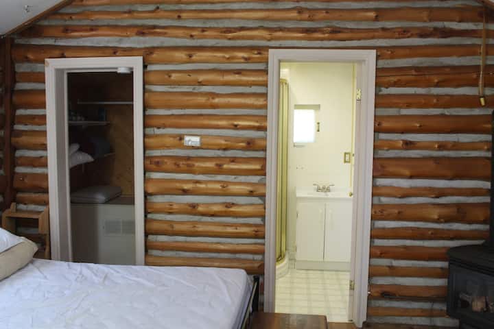 Cottage 2, Open Concept - Southampton