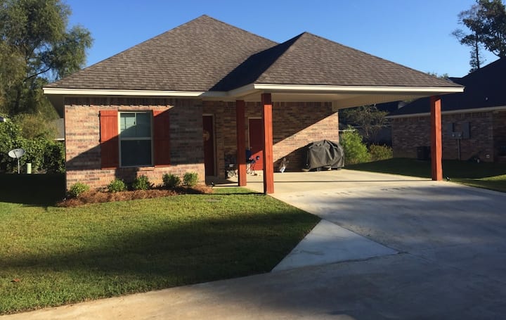 Convenient And Relaxing Getaway - Candy Cane Lane, Calhoun