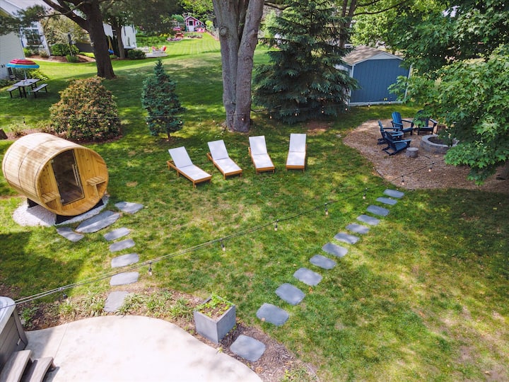 6br Luxury Escape | Hot Tub, Sauna, Firepit & More - Holland, MI