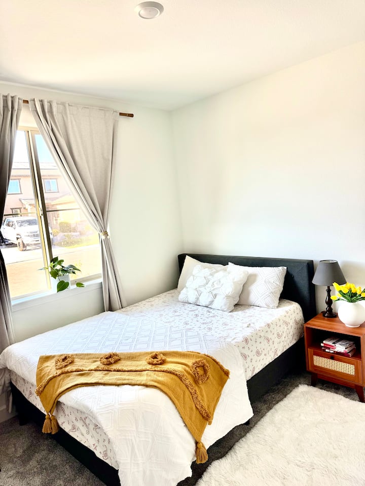 Cozy Room + Private Bath - Roseville, CA
