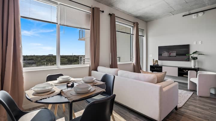 Cozy Retreat, Rooftop Pool, Short Drive To Pier - St. Petersburg, FL