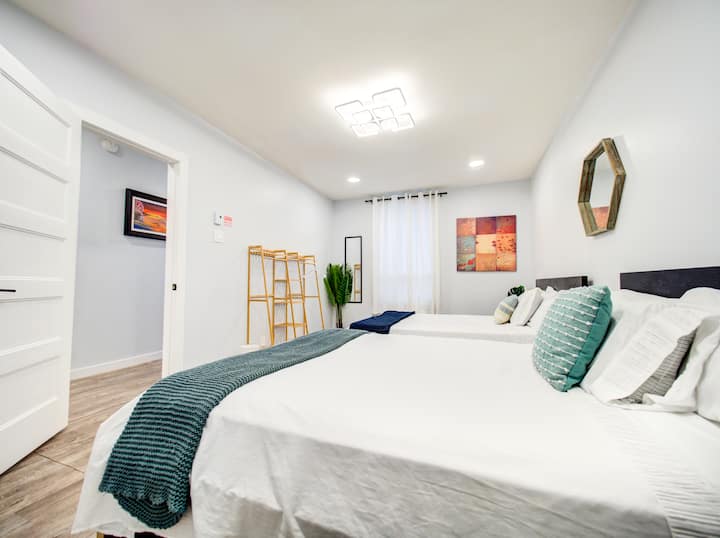 Stylish¢ral 4bedrooms - Montréal, QC