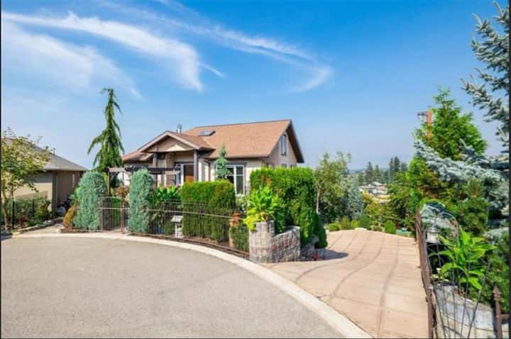 Lake & Mountain View Retreat - Kelowna