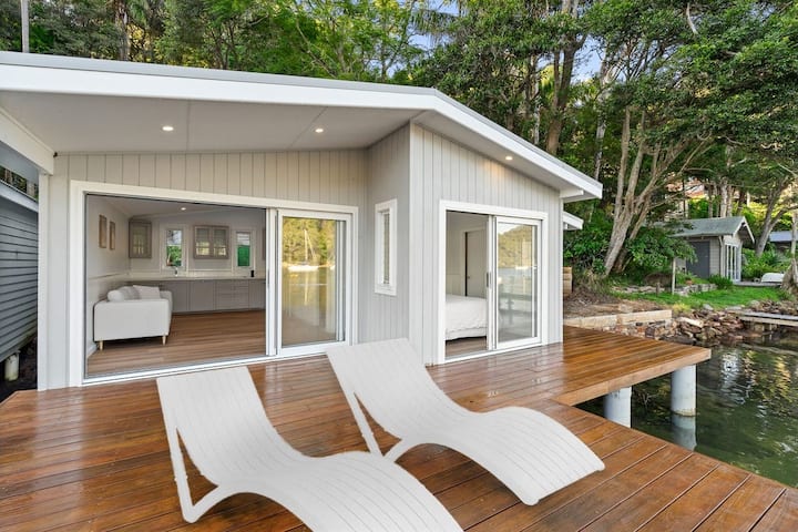 Waterfront Boathouse Stay With Open Deck & Views - 스코틀랜드 아일랜드