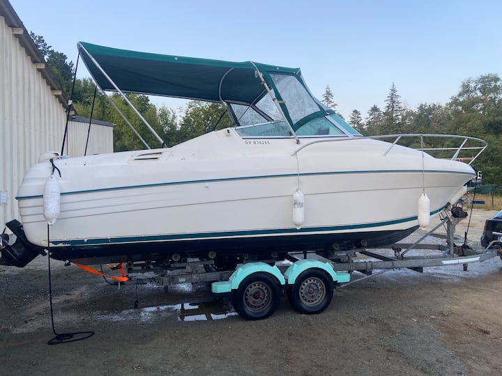 Bateau A Quai Pour Globe Trotter - Bénodet