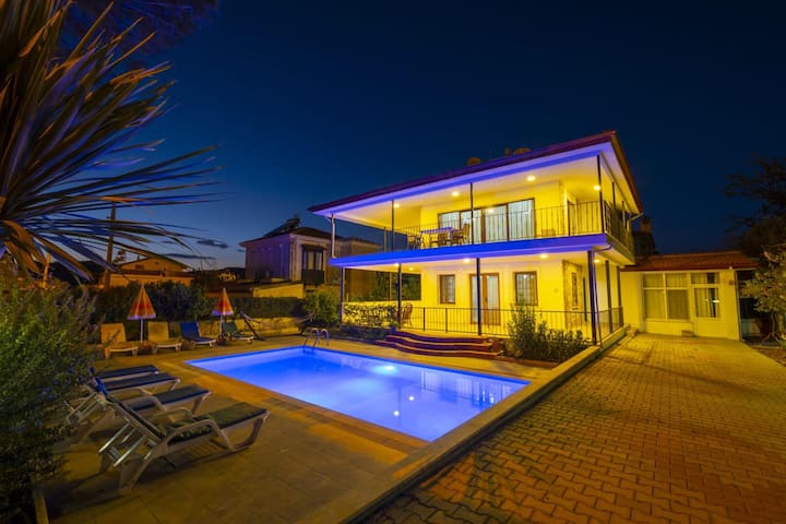 ÖLüdeniz'de Büyük Ekonomik Havuzlu Villa - Ölüdeniz