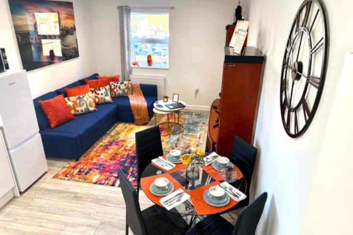 New! Modern 1-bed Flat, Sleeps 2 - Watford
