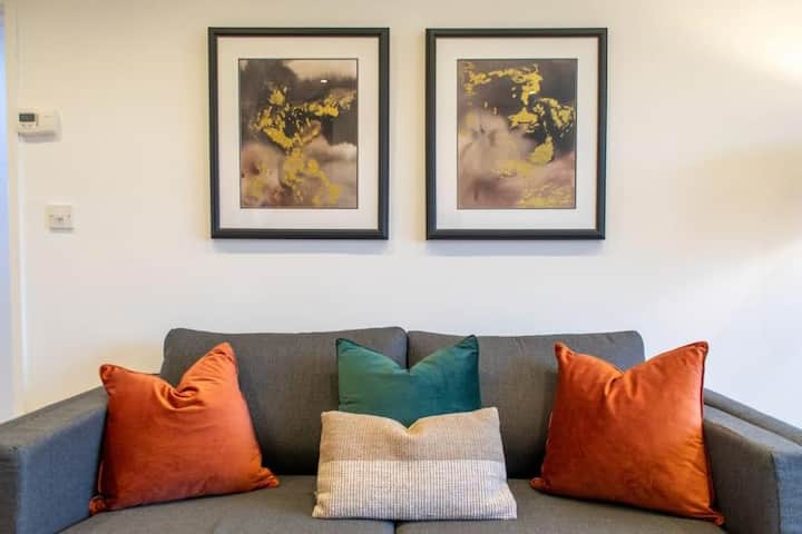 The Airport Airbnb - Gardens | Wifi - Knutsford