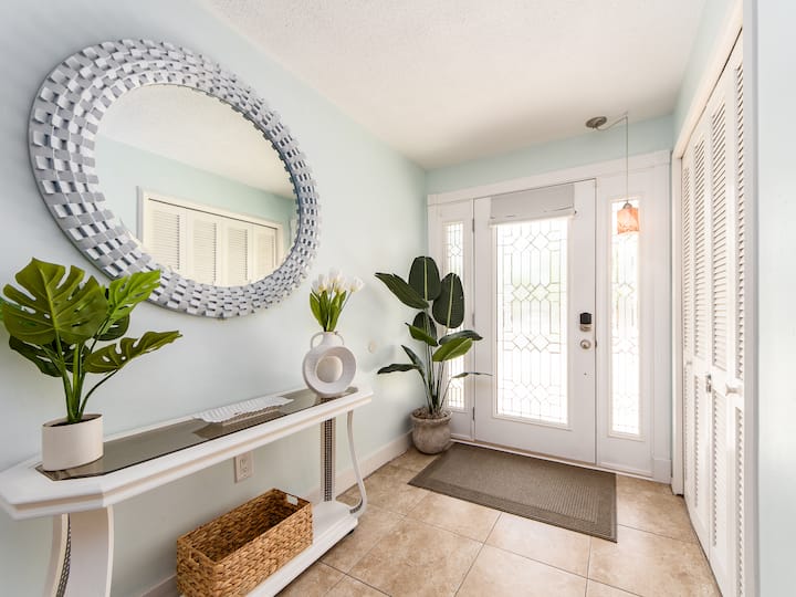 New Updates & Furnishings, Great Locale & Pool - Clearwater, FL