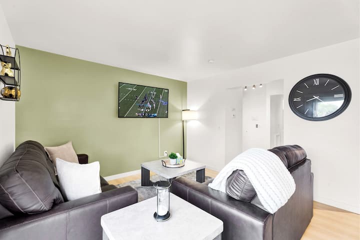 Stylish 2br Apt For 6 Near Downtown Birmingham - Troy, MI