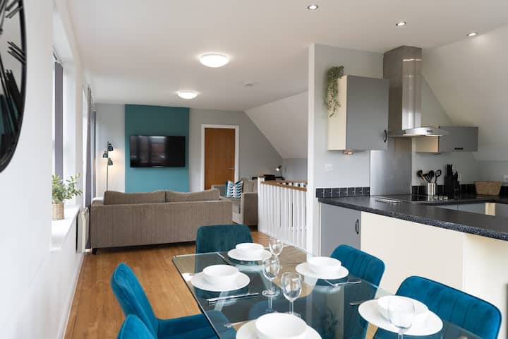 Stylish Duplex Balcony, Parking & Superfast Wi-fi - Derby