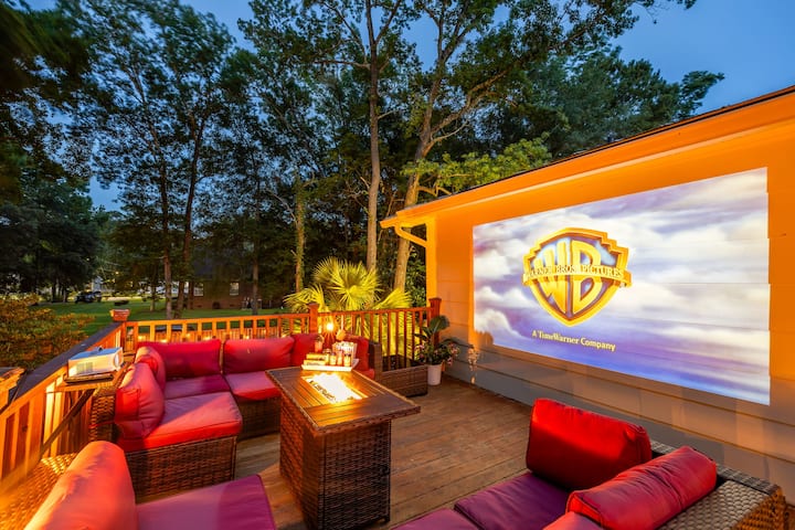 Funky Retro Gem W/ Games, Fire Pit & Movie Deck - Charleston, SC