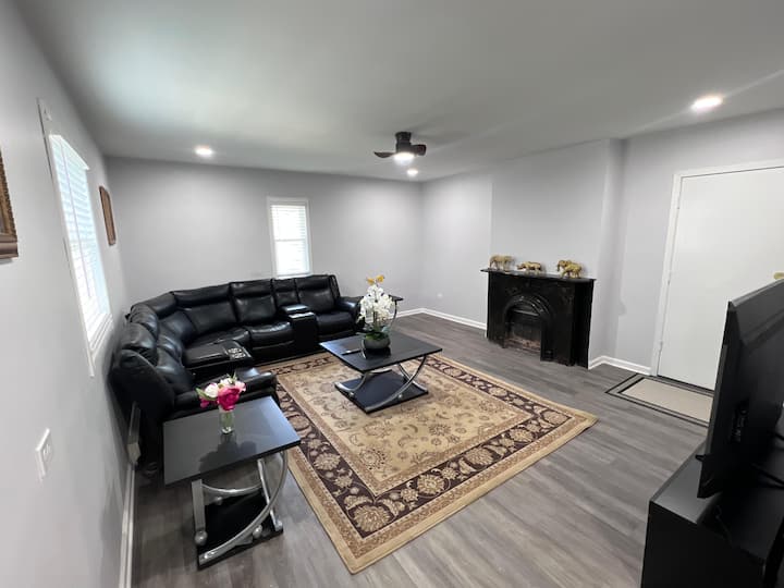 Cozy Upper-level Retreat - North Chicago, IL