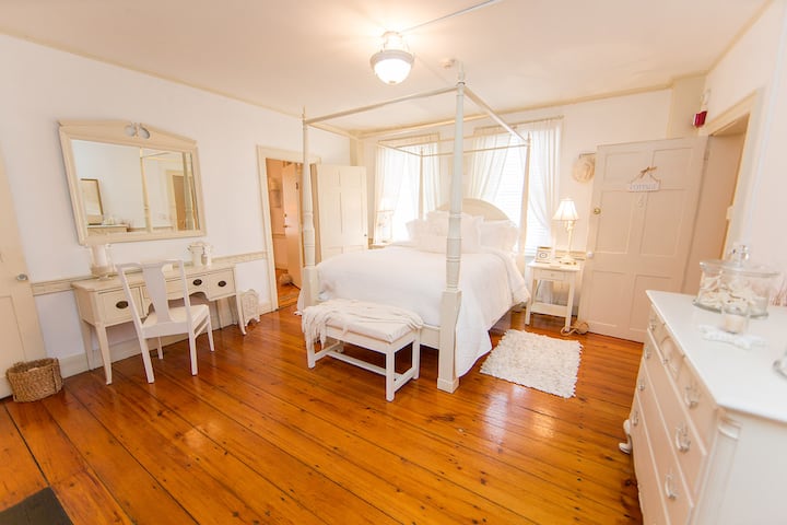 The Cottage House - Room 4 - Thompson, CT