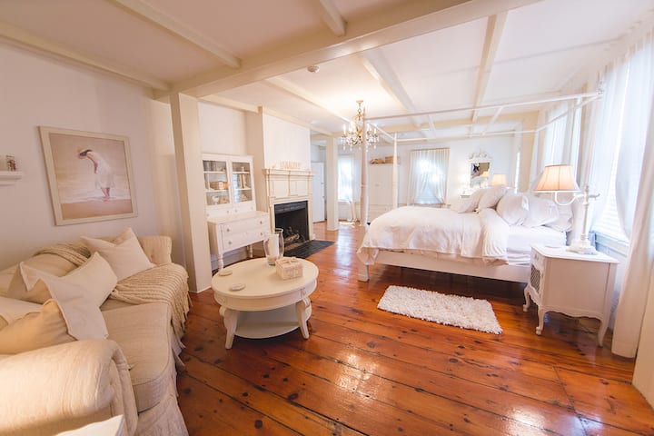 The Cottage House - Room 5 - Thompson, CT