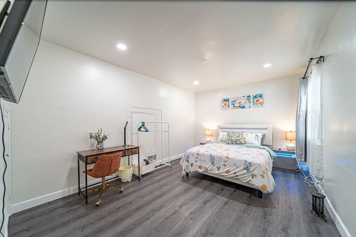 Loft-style 2b Gem | Designer Touches & Cozy Vibes - Azusa, CA
