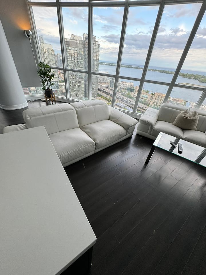 Groupfriendly 5bed Condo W/ Balcony -Near Cn Tower - Toronto