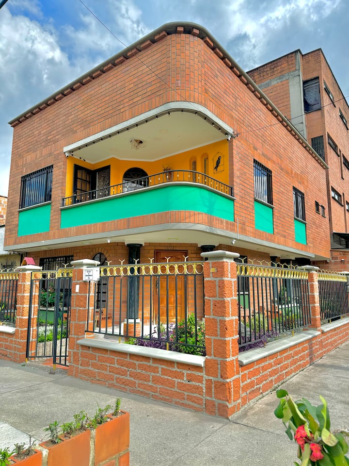 Increíble Casa De 3 Pisos | Ac | Terraza | Parking - Itagüí