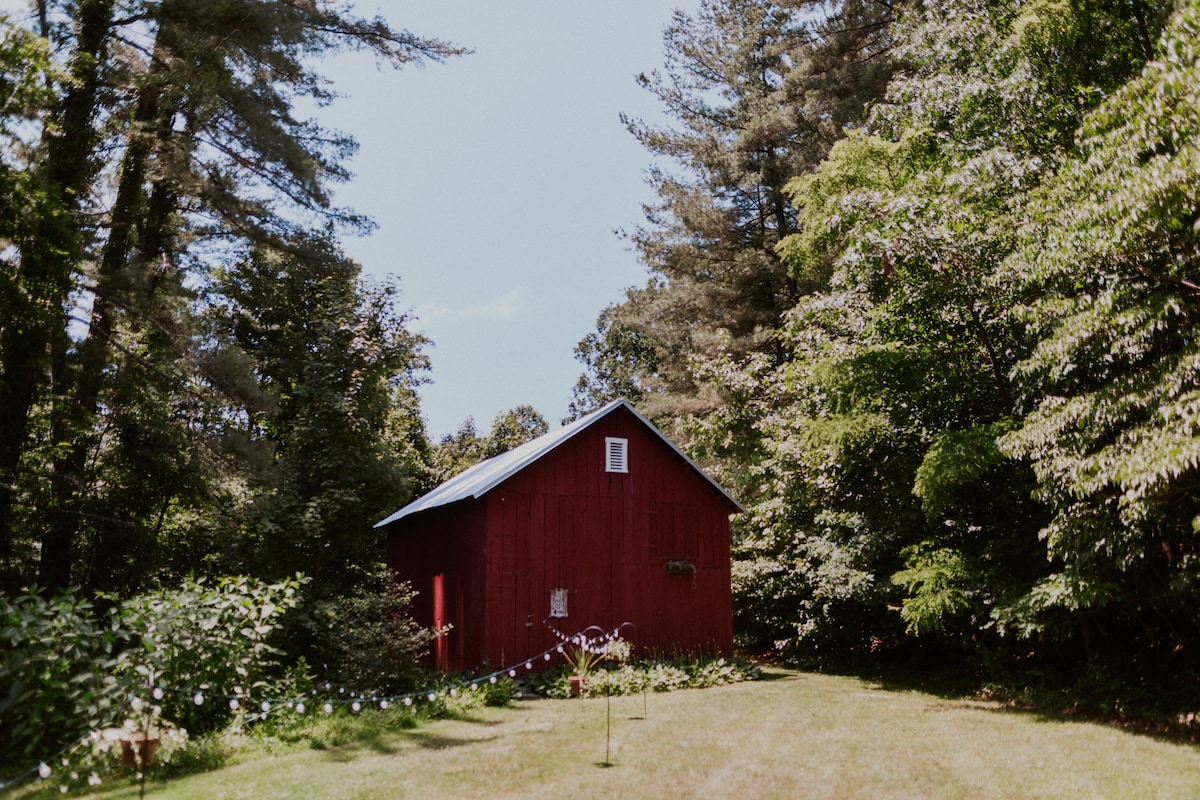 Charming Barn Loft: New River Gorge National Park - Barns for Rent in ...