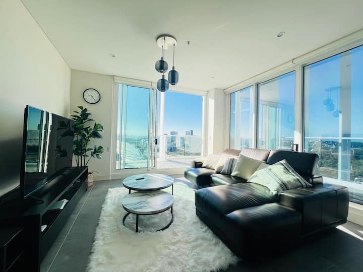 Modern 2br Guest Suite • Balcony & Stadium Views - Strathfield