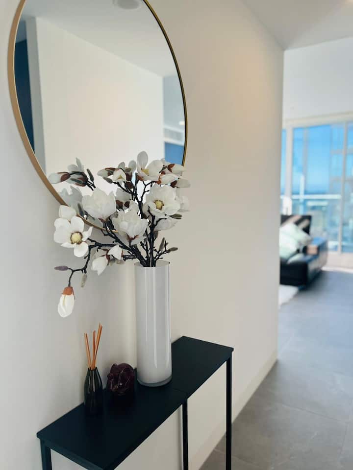 Modern 2br Guest Suite • Balcony & Stadium Views - 스트라스필드