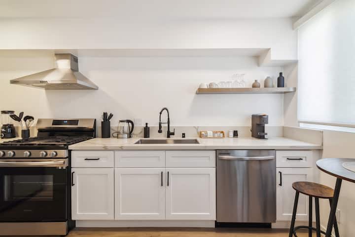 Chic Studio W/ Pool & Parking • Heart Of Hollywd - West Hollywood