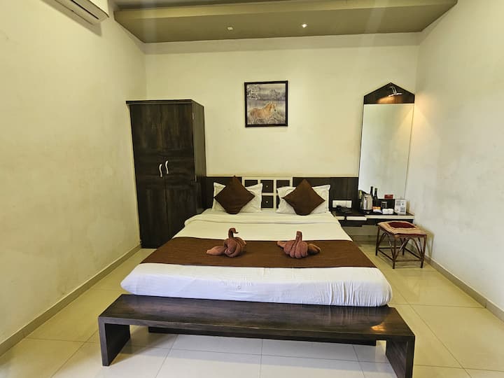 Meera Vatika Deluxe Room 6 - Mahabaleshwar