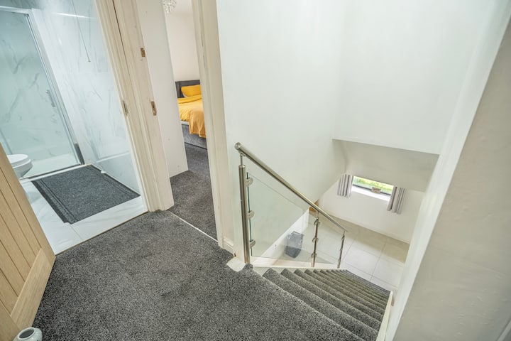 4 Bedroom & 2 Baths Entire House - Stafford, UK