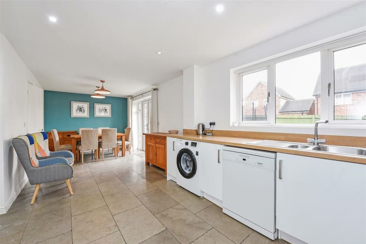 4 Bed Family Home In Andover - Andover