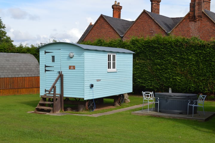 Iris Shepherd Hut With Hot Tub - Nuneaton