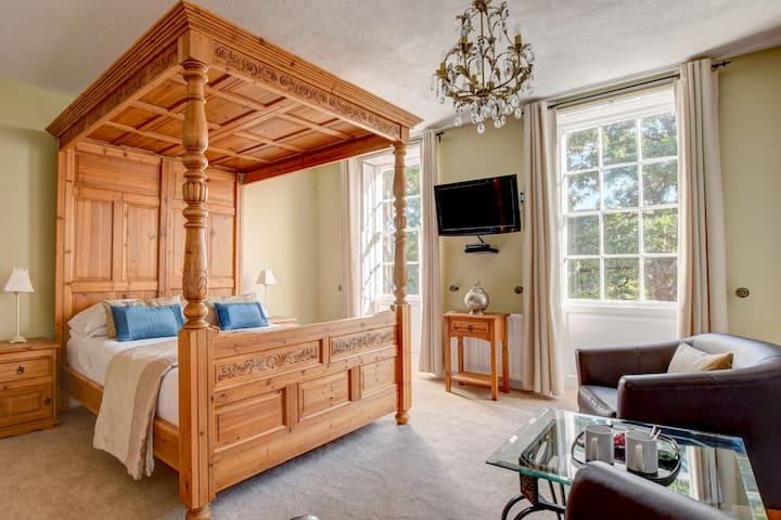 The White Linen, Resolution Room - Robin Hood's Bay