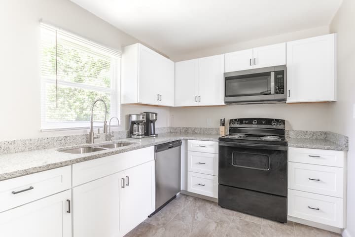 Charming Cozy Renovated Home - Melbourne, FL