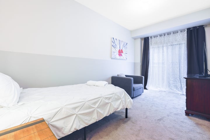 One Min Walk To Lebovic Campus - Toronto