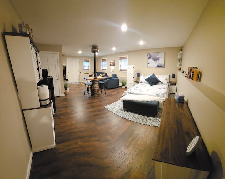 Comfy Private Guest Suite - Laconia, NH