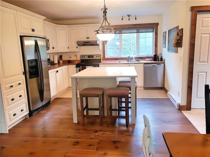 Wood & Water · Rustic Chalet By The Stream - Orford