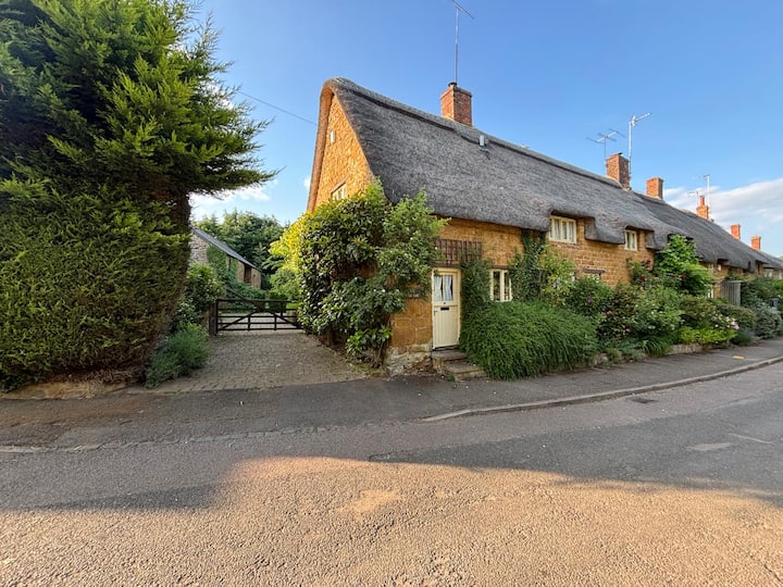A Beautiful 17th Century Thatched Cottage - Banbury