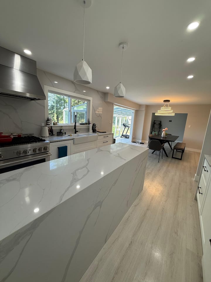 Modern 5br Luxury Getaway - Duncan