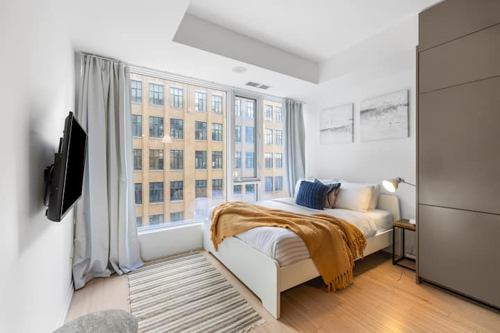 Urban Oasis Central Studio Condo Perfect Getaway - Mississauga