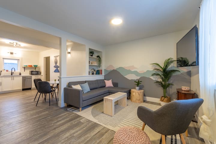 Golden Rockies Basecamp – 3 Br | Downtown - Golden