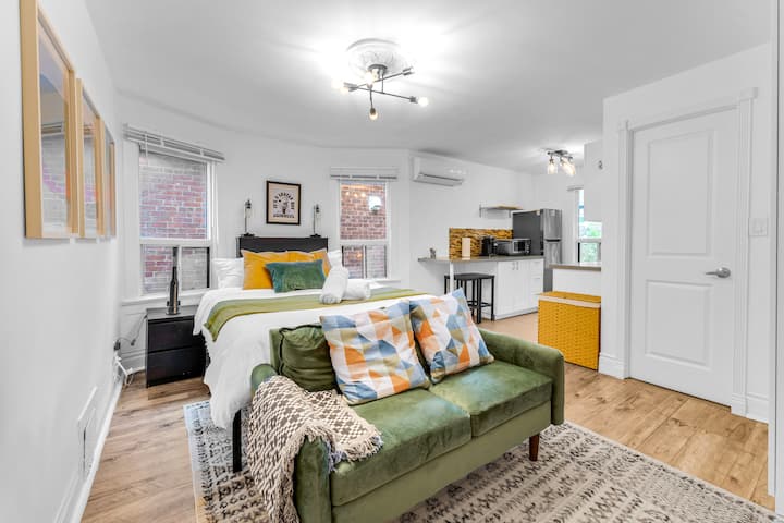 Modern Bachelor • Toronto Beaches • Leslieville - Toronto, ON