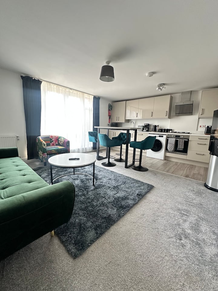 Stylish Woking Stay + Parking - Woking