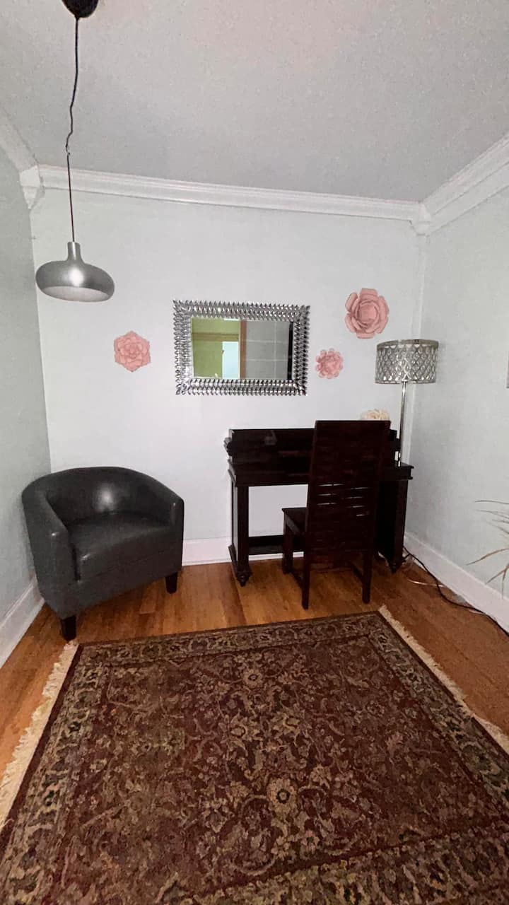 Jr Suite Queen Bed With Fridge - Bradenton, FL