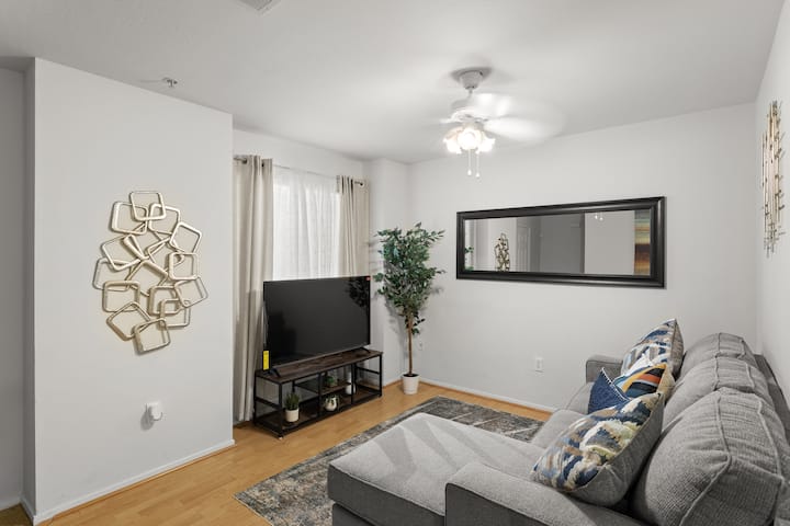 Modern Gated Townhome W Pool+spa - 貝克斯菲爾德